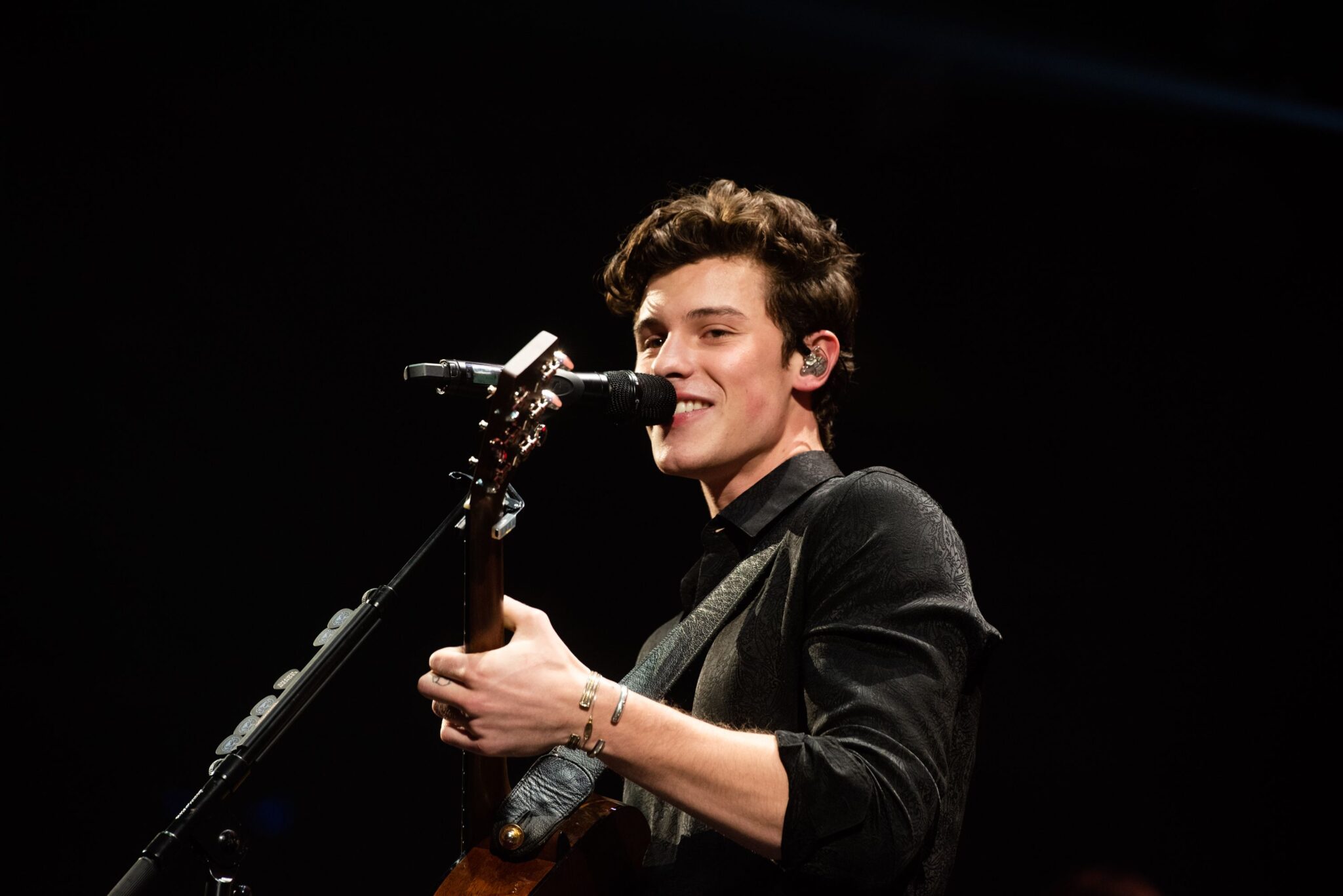 Shawn Mendes Biography Net Worth Early Life Career Girlfriend ...