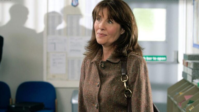 Elisabeth Sladen Biography, Height, Family, Boyfriend and Net Worth ...