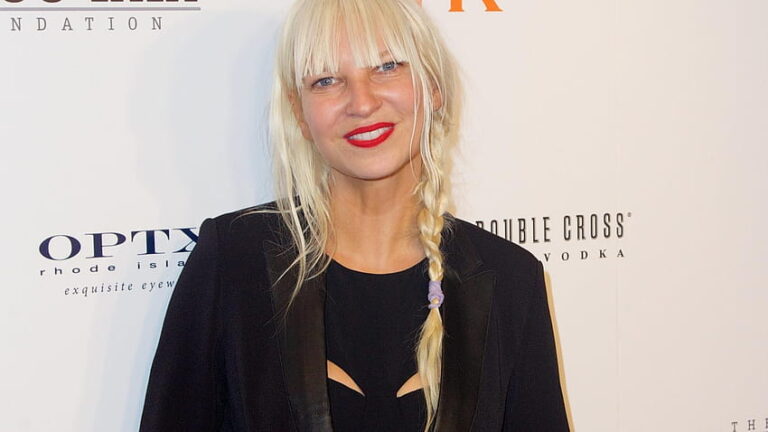 Sia Furler Biography, Height, Age, Family, Boyfriend, Net Worth and ...