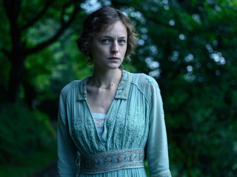 Emma Corrin Wiki, Height, Age, Family, Husband, Net Worth and Career ...